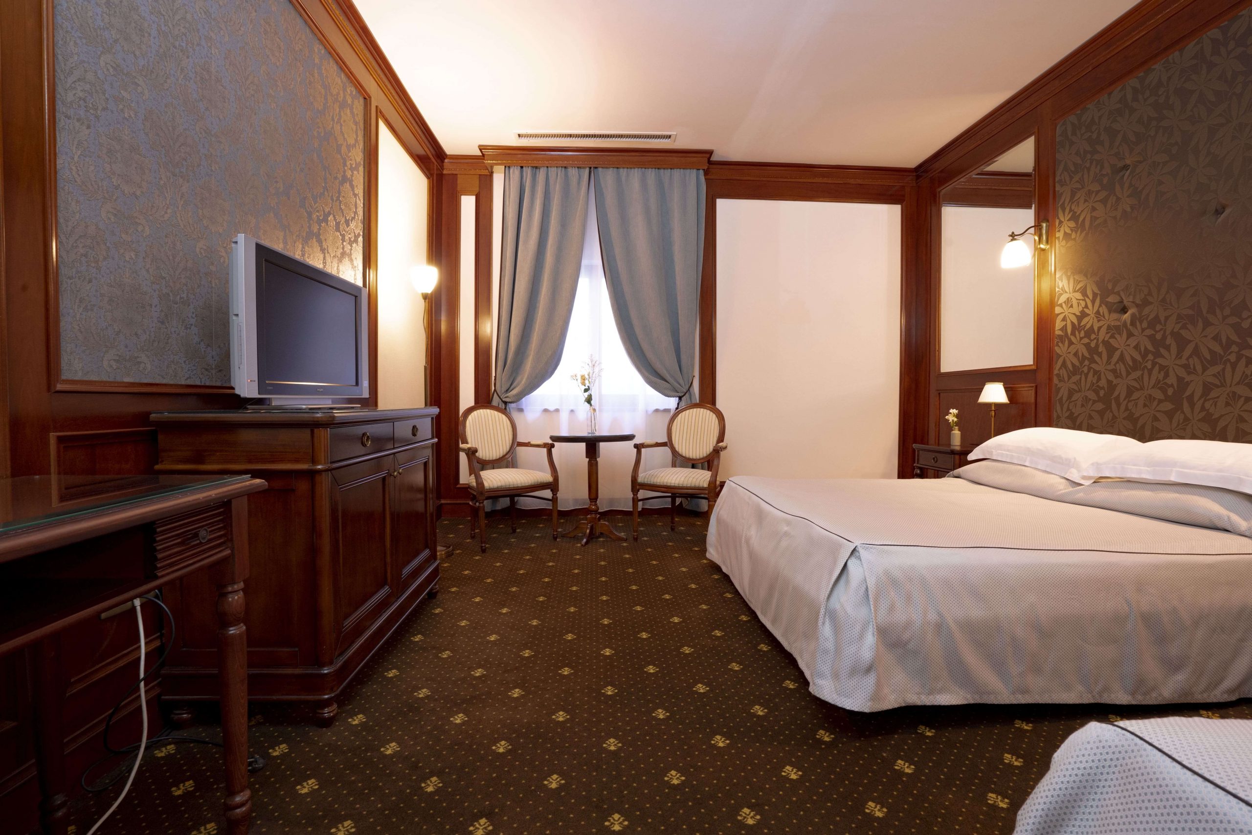 Cazare de 4 stele în centrul istoric din Iași la Select Hotel