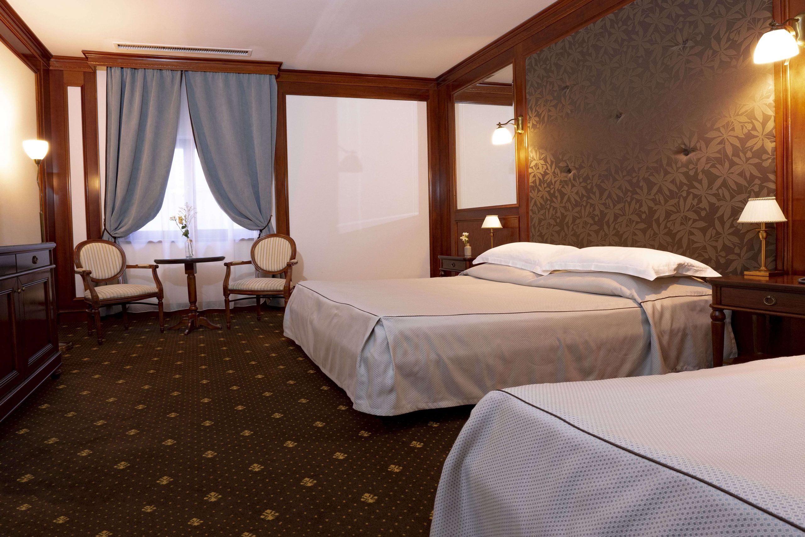 Cazare de 4 stele în centrul istoric din Iași la Select Hotel